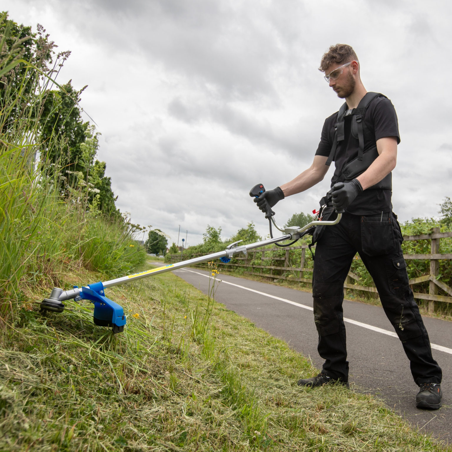 Brush Cutter / Strimmer (Petrol) • Wellers Hire